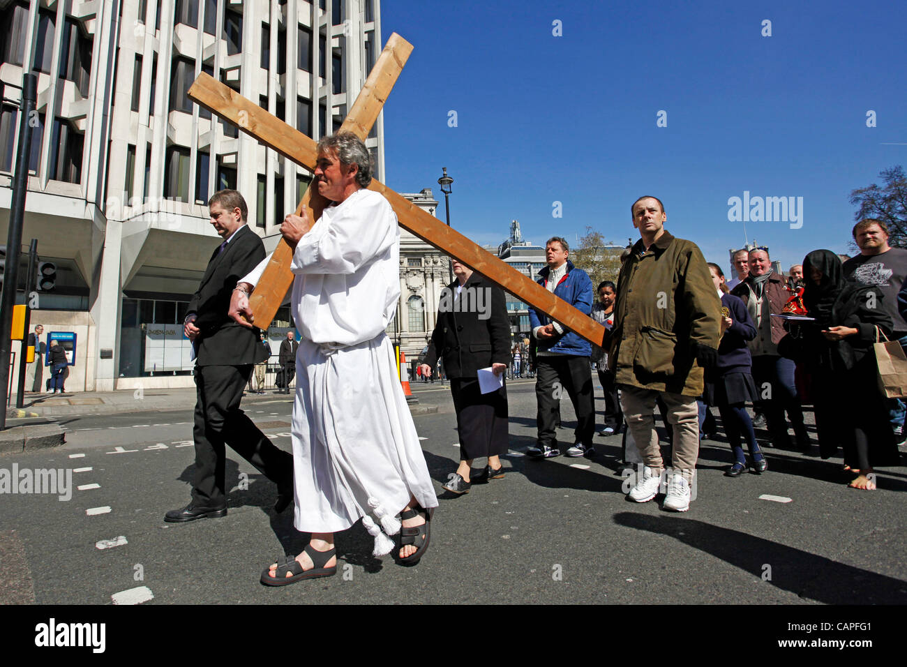 Man carrying cross in westminster hi-res stock photography and images ...