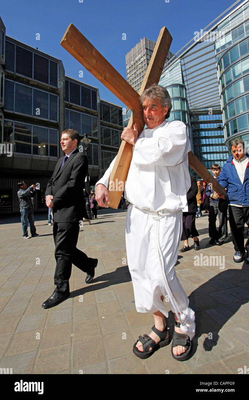 Man carrying cross in westminster hi-res stock photography and images ...