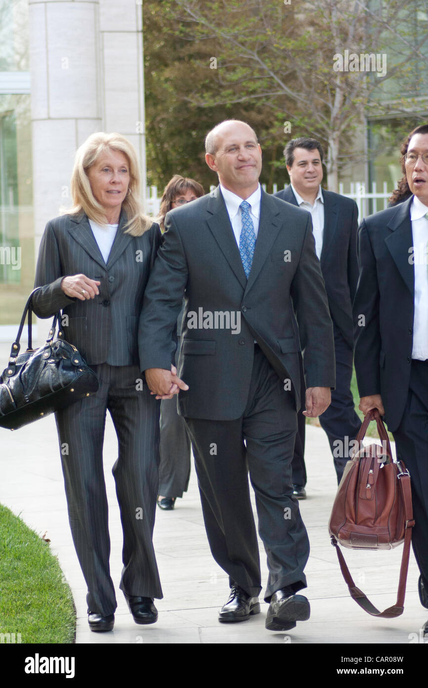 Mike Carona exits the court house with his wife Deborah during his ...