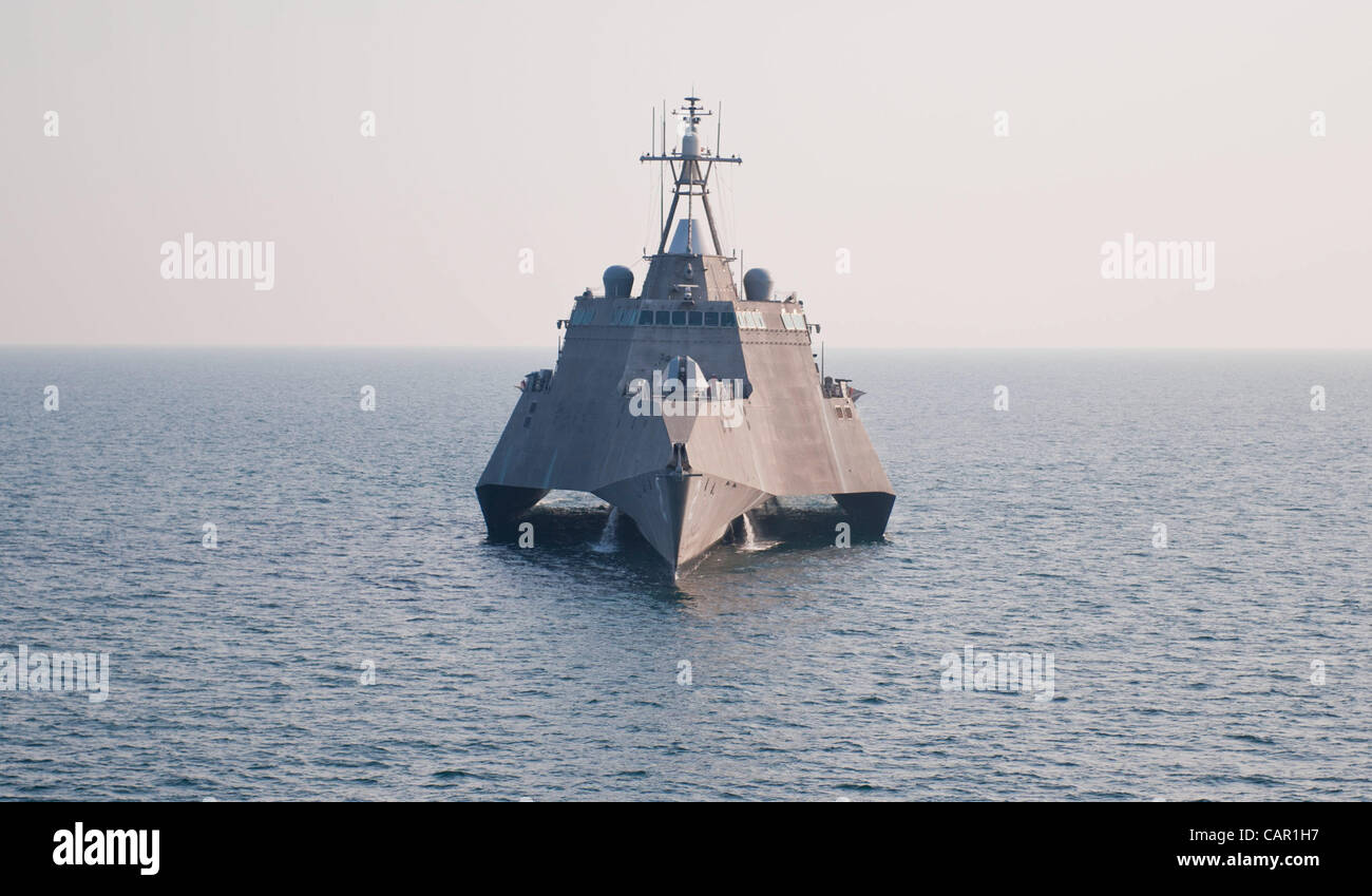 Littoral combat ship USS Independence (LCS 2) steams through the ...