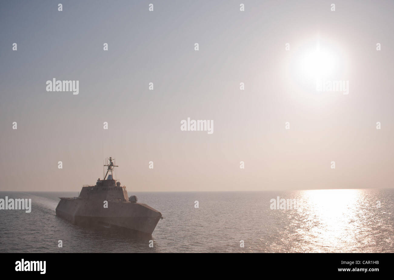 Littoral combat ship USS Independence (LCS 2) steams through the ...