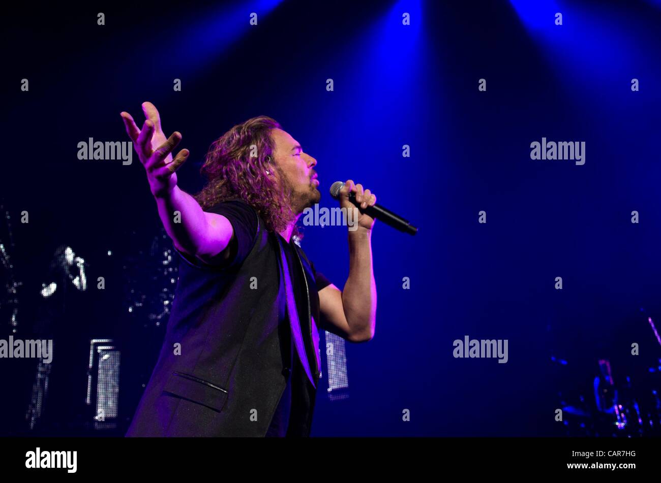 Fernando "Fher" Olvera inside for MANA in Concert - Drama y Luz Tour ...