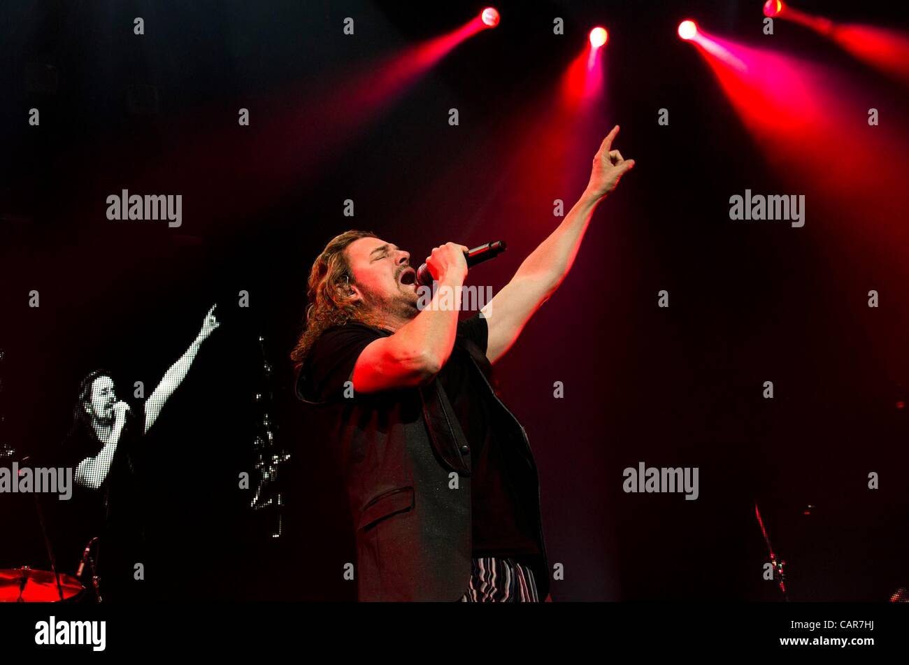 Fernando "Fher" Olvera inside for MANA in Concert - Drama y Luz Tour ...