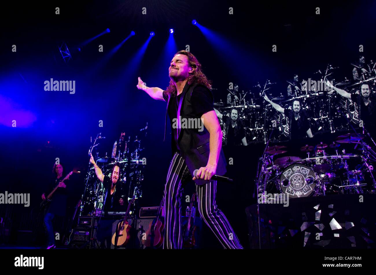 Fernando "Fher" Olvera inside for MANA in Concert - Drama y Luz Tour ...