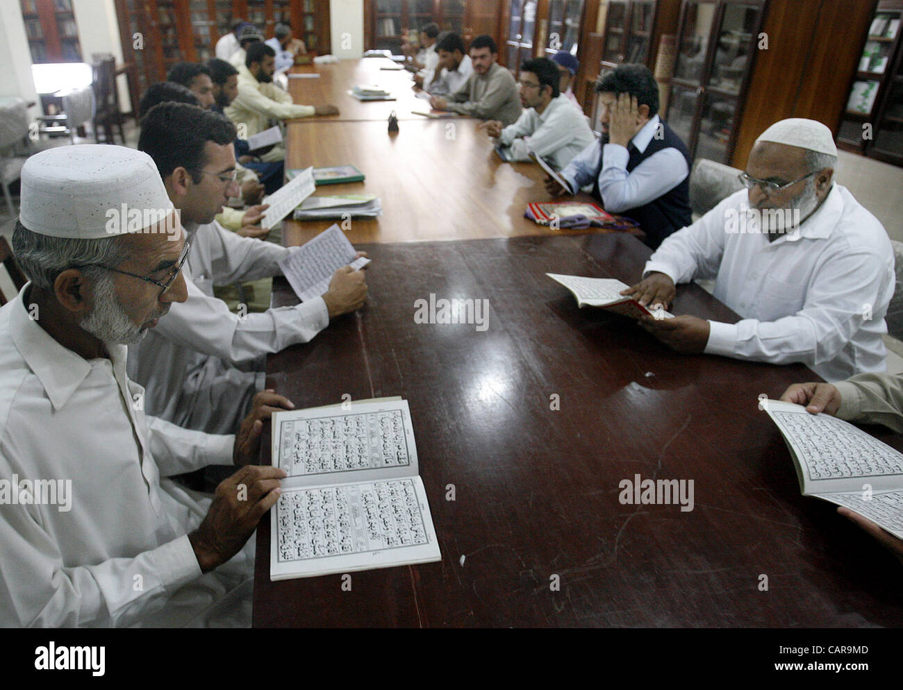People recite holy quran hi-res stock photography and images - Alamy