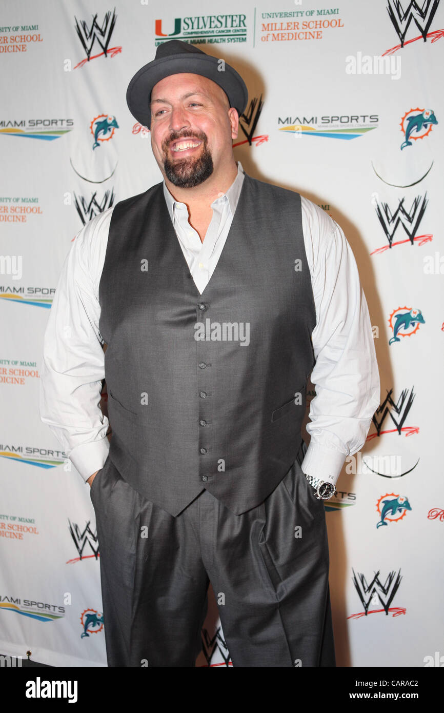 The Big Show poses for media on the red carpet at the WWE 2012 Art ...