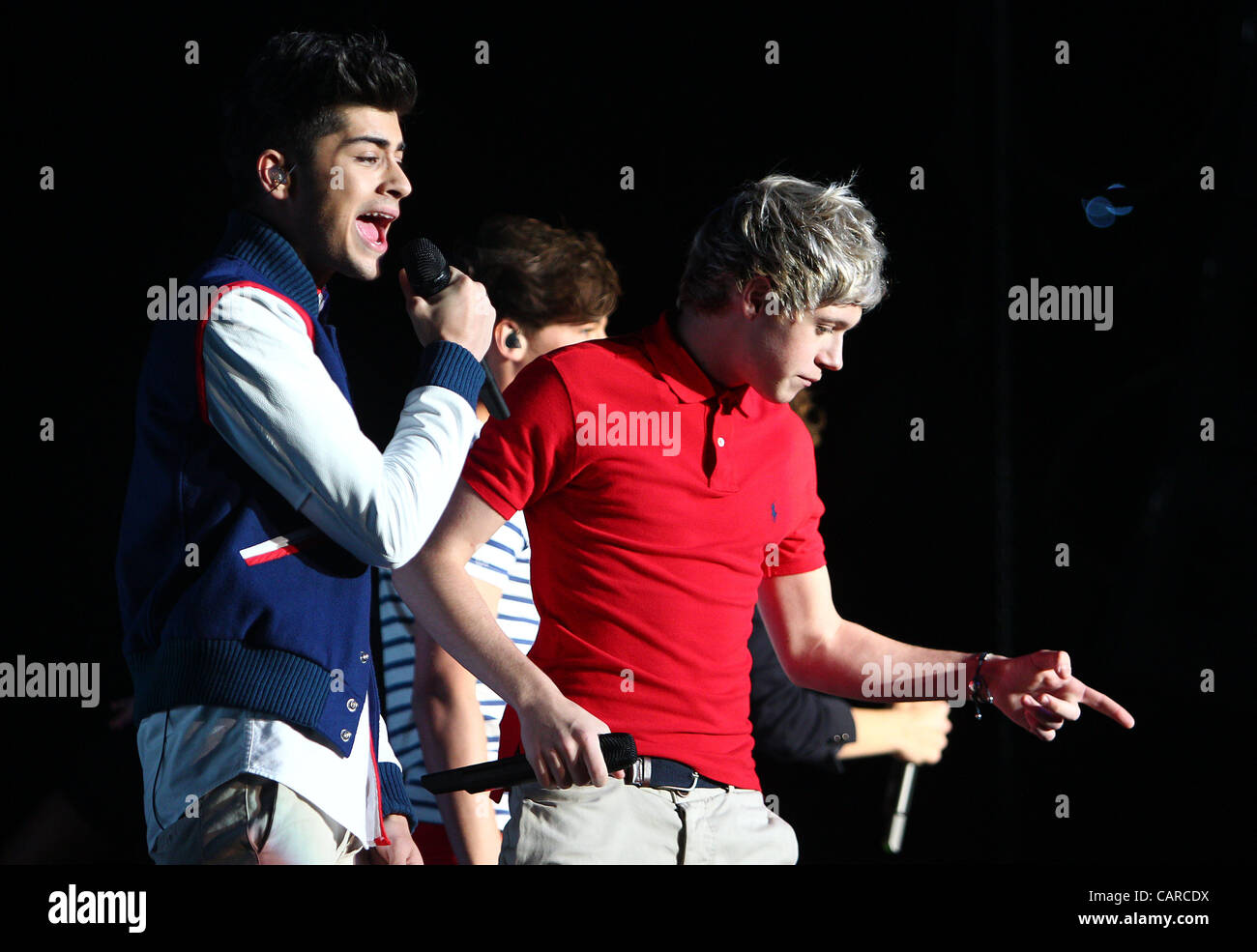 Niall Horan Crying On Stage Hugging Zayn