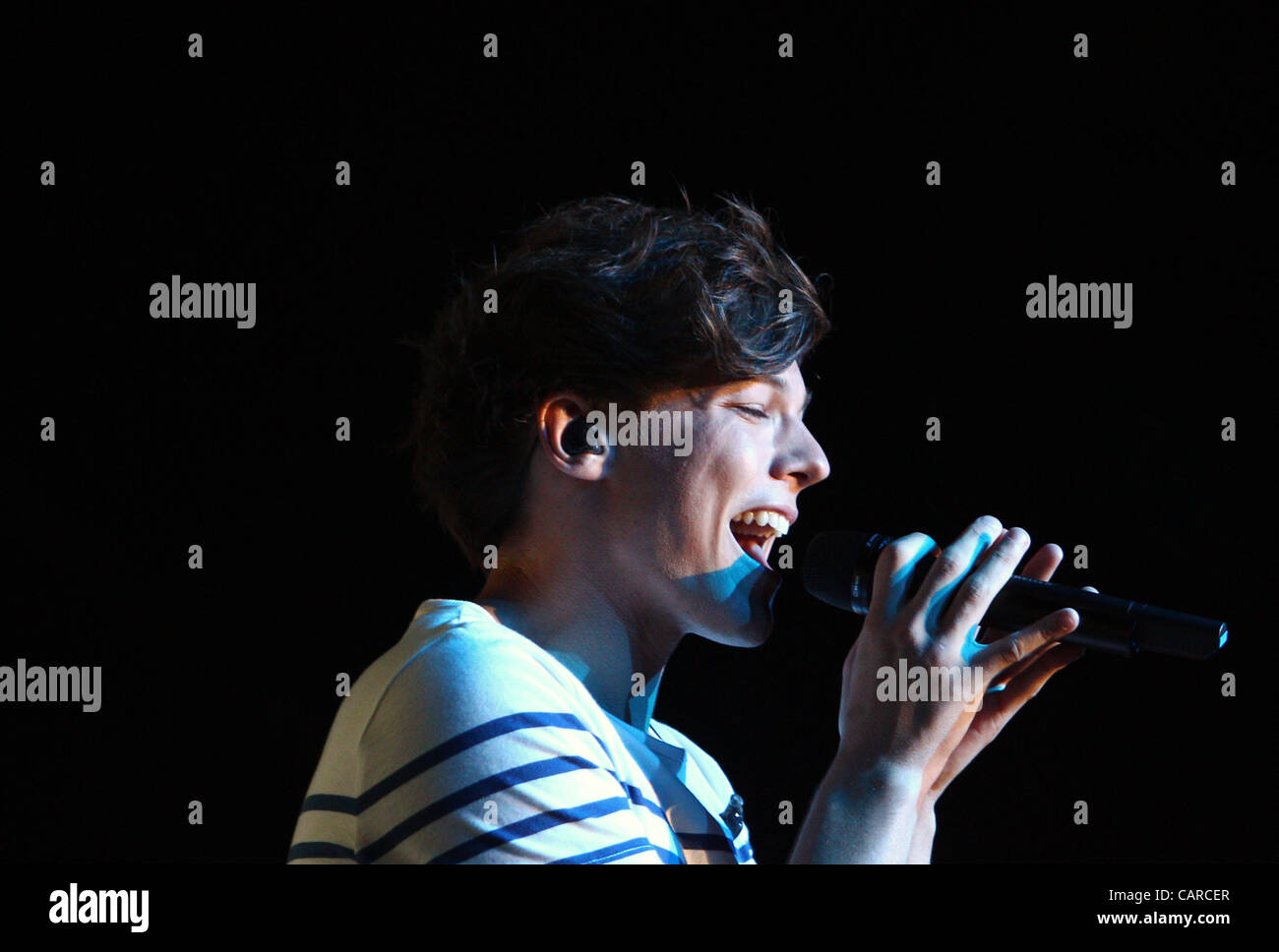 One direction band on stage hi-res stock photography and images - Alamy