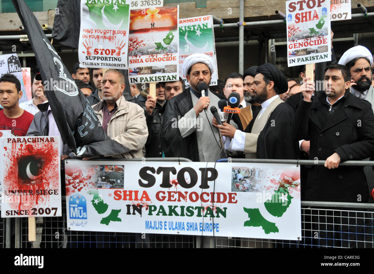 Shia demonstrators outside the Pakistan High Commission in ...