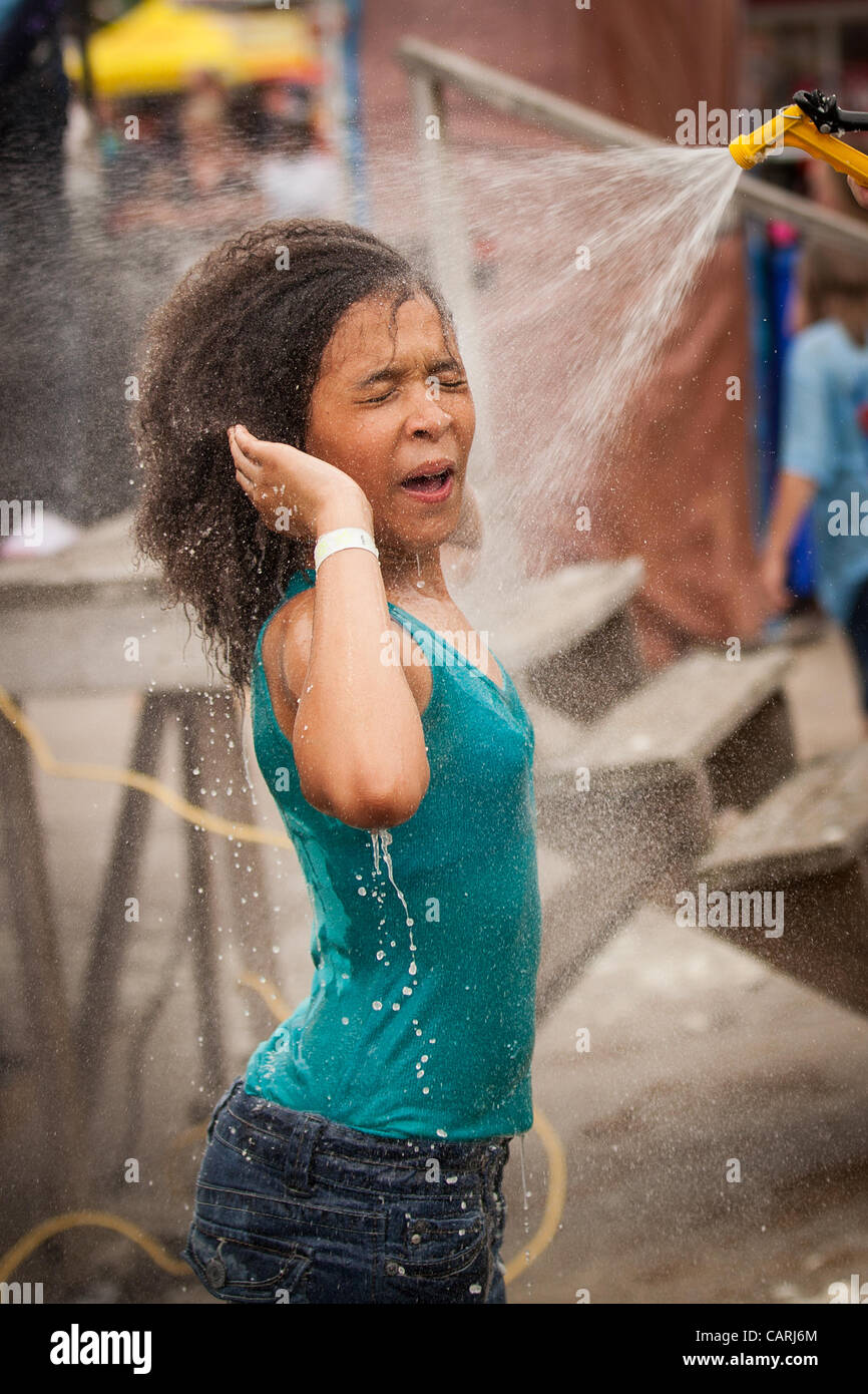Crowd get hosed down with water hi-res stock photography and images - Alamy