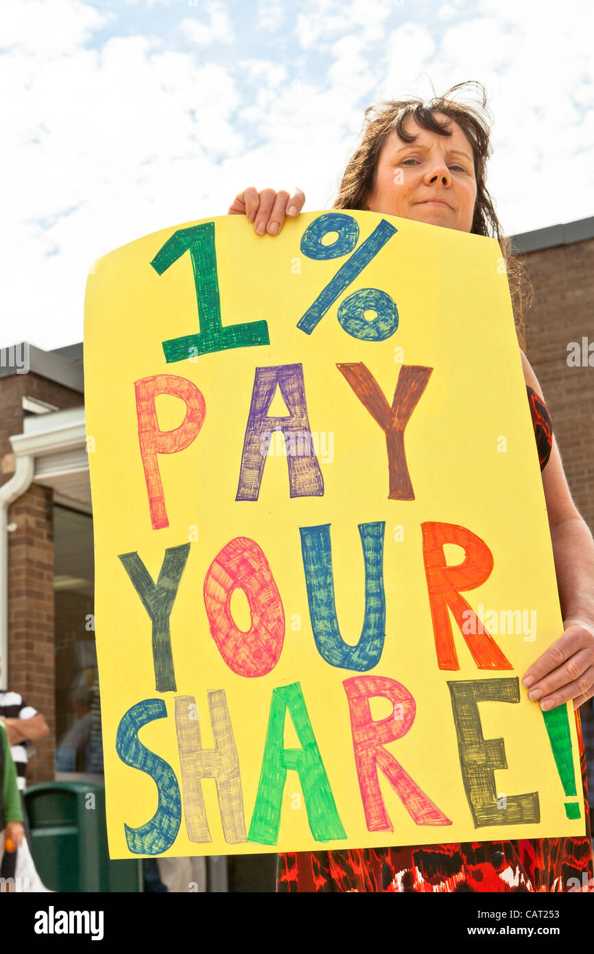 Tax protester hi-res stock photography and images - Alamy