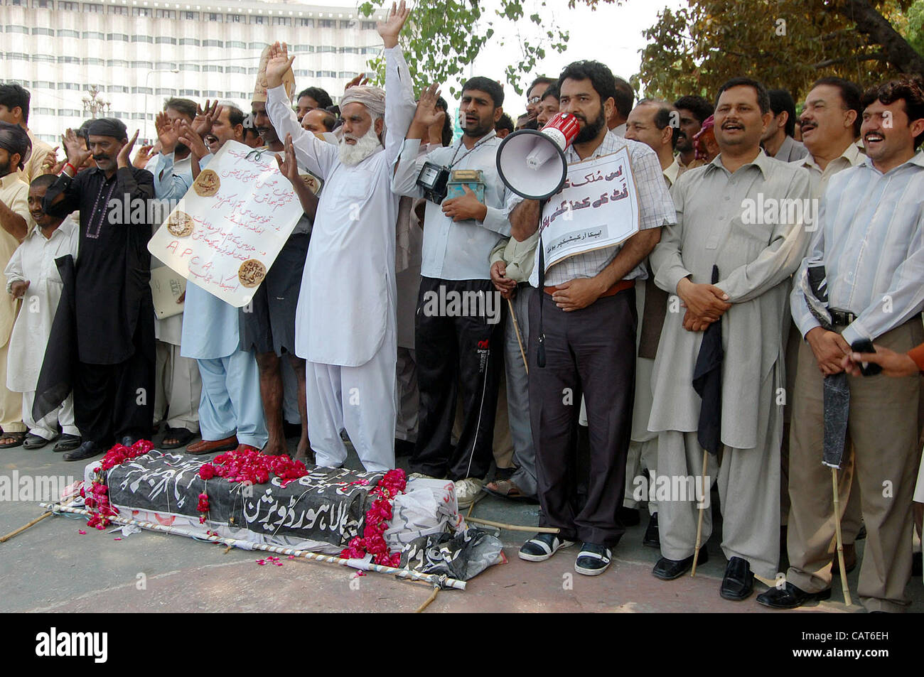 Members of All Pakistan Clerks Association (APCA) are protesting ...