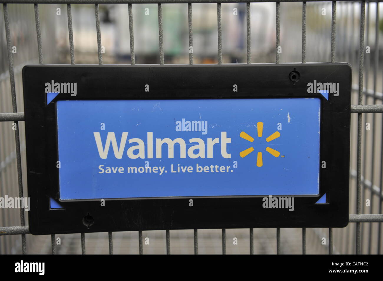 Walmart shopping carts hi-res stock photography and images - Alamy