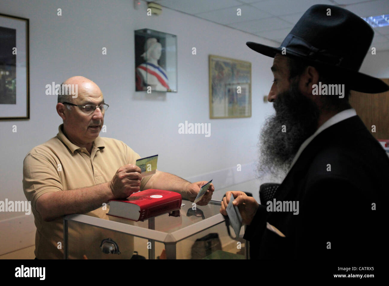 Casts her vote hi-res stock photography and images - Alamy