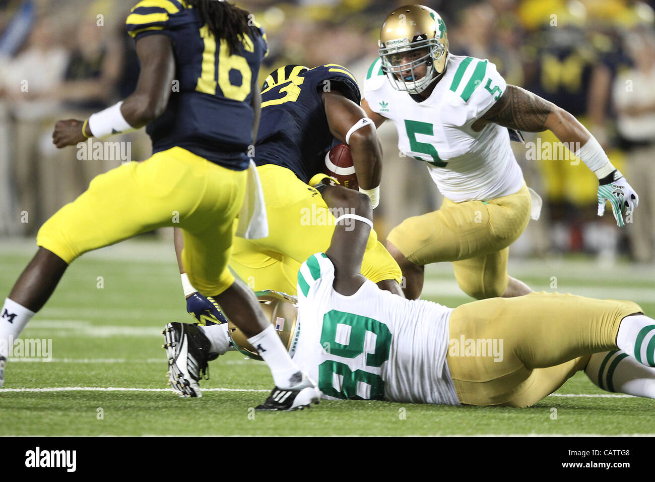 Notre dame fighting irish linebacker hi-res stock photography and ...