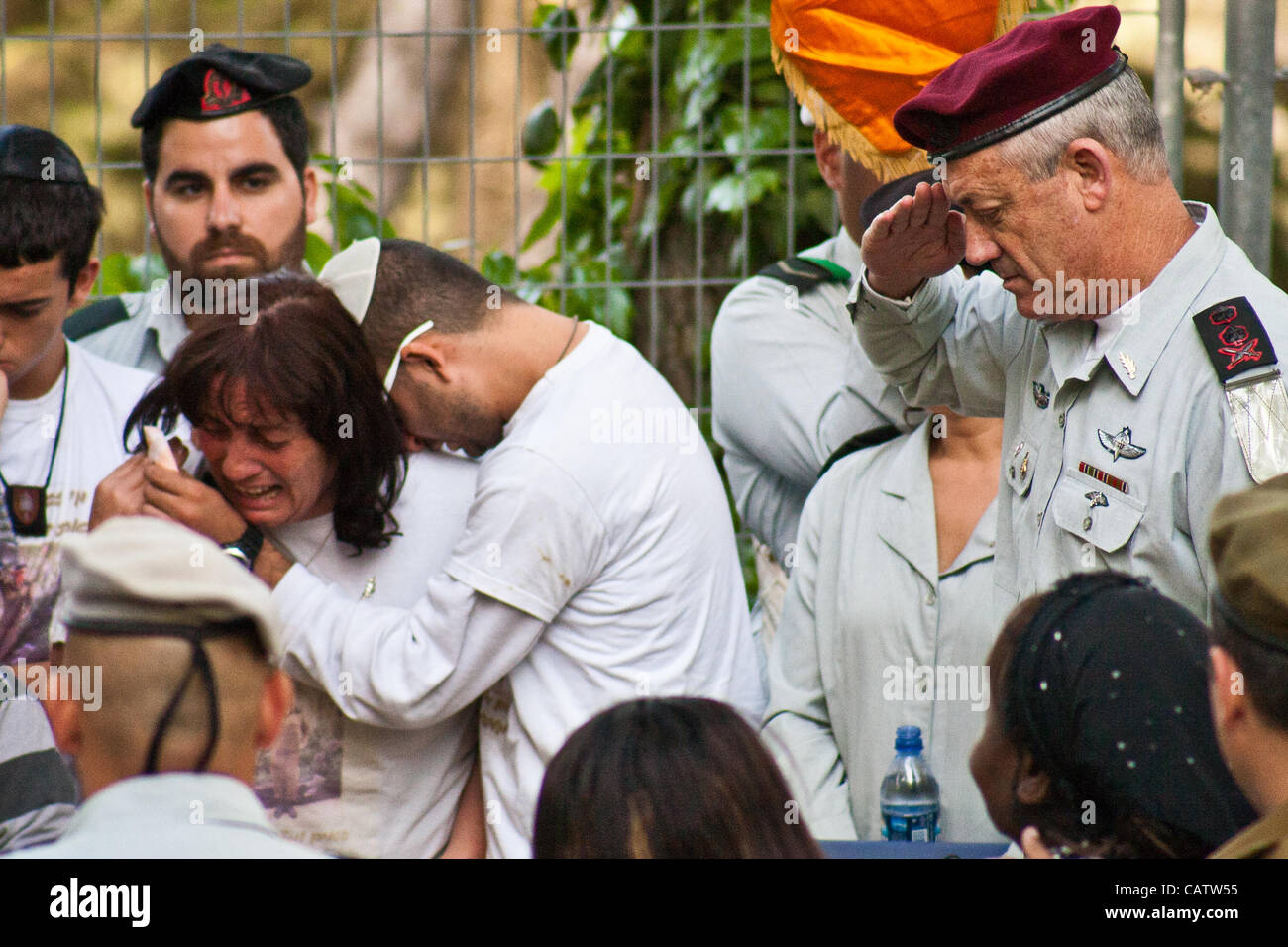 IDF Chief of Staff, Lieutenant General, Benny Gantz, salutes Lieutenant ...