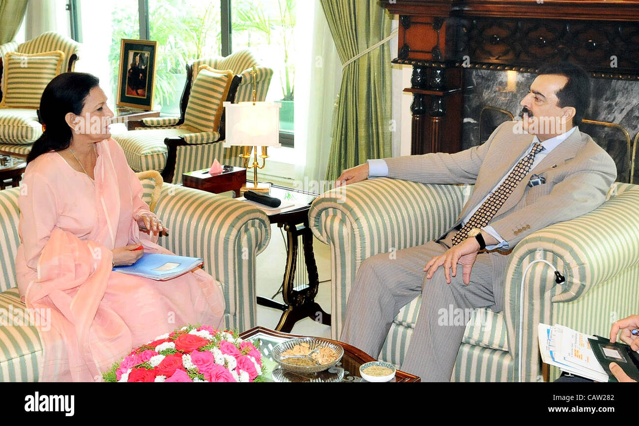 Prime Minister, Syed Yousuf Raza Gilani talks with Begum Shahnaz Wazir ...