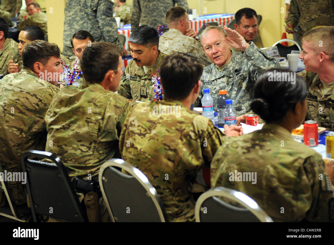 Us soldiers have lunch hi-res stock photography and images - Alamy