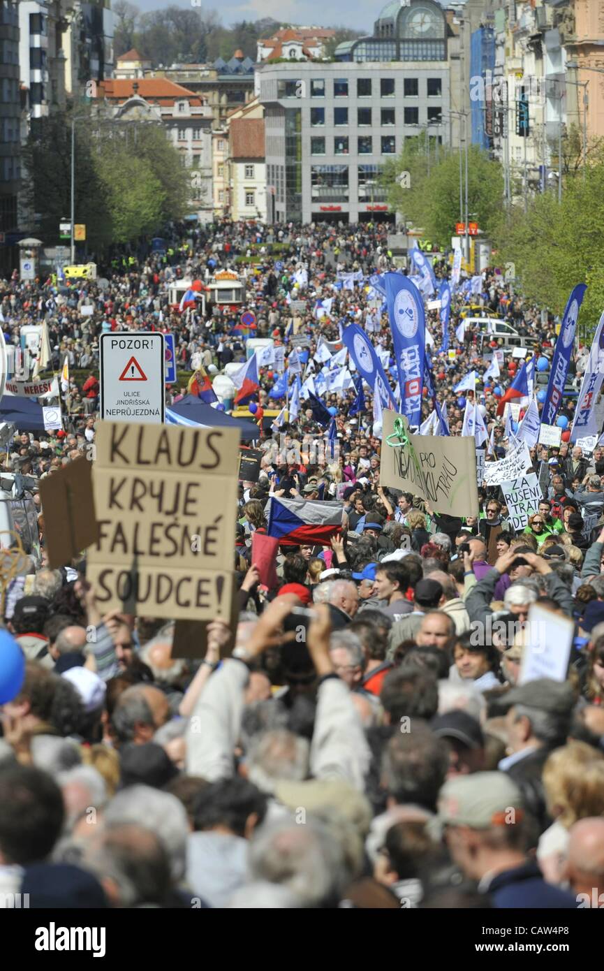 Tens of thousands of people join the protest march opening an anti ...