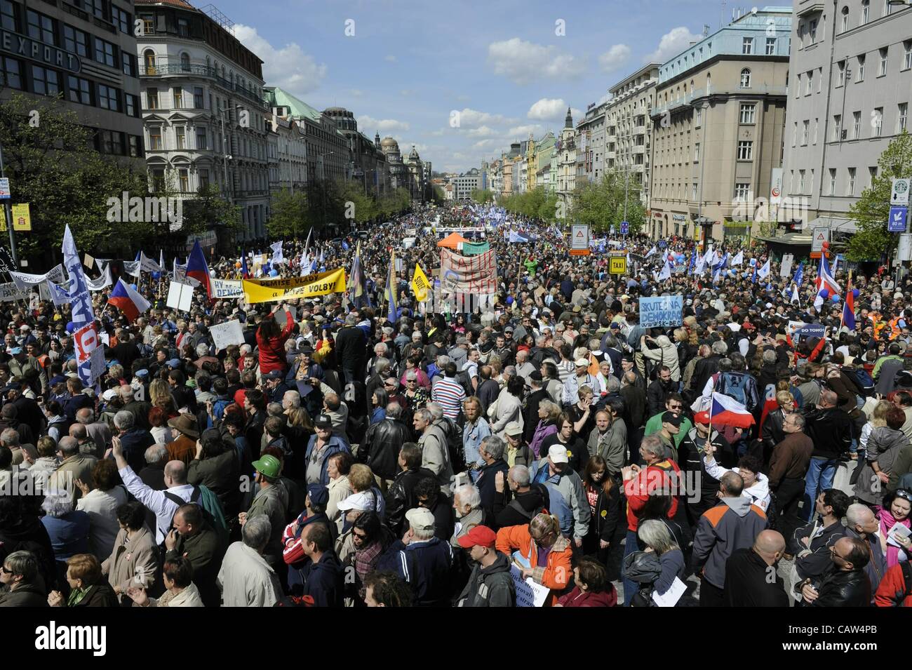 Tens of thousands of people join the protest march opening an anti ...