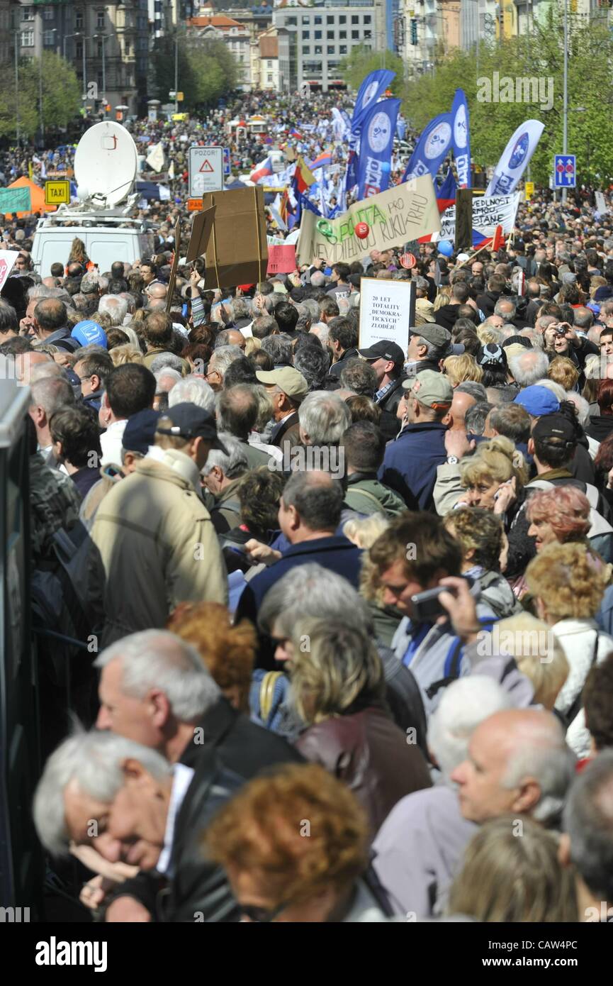 Tens of thousands of people join the protest march opening an anti ...