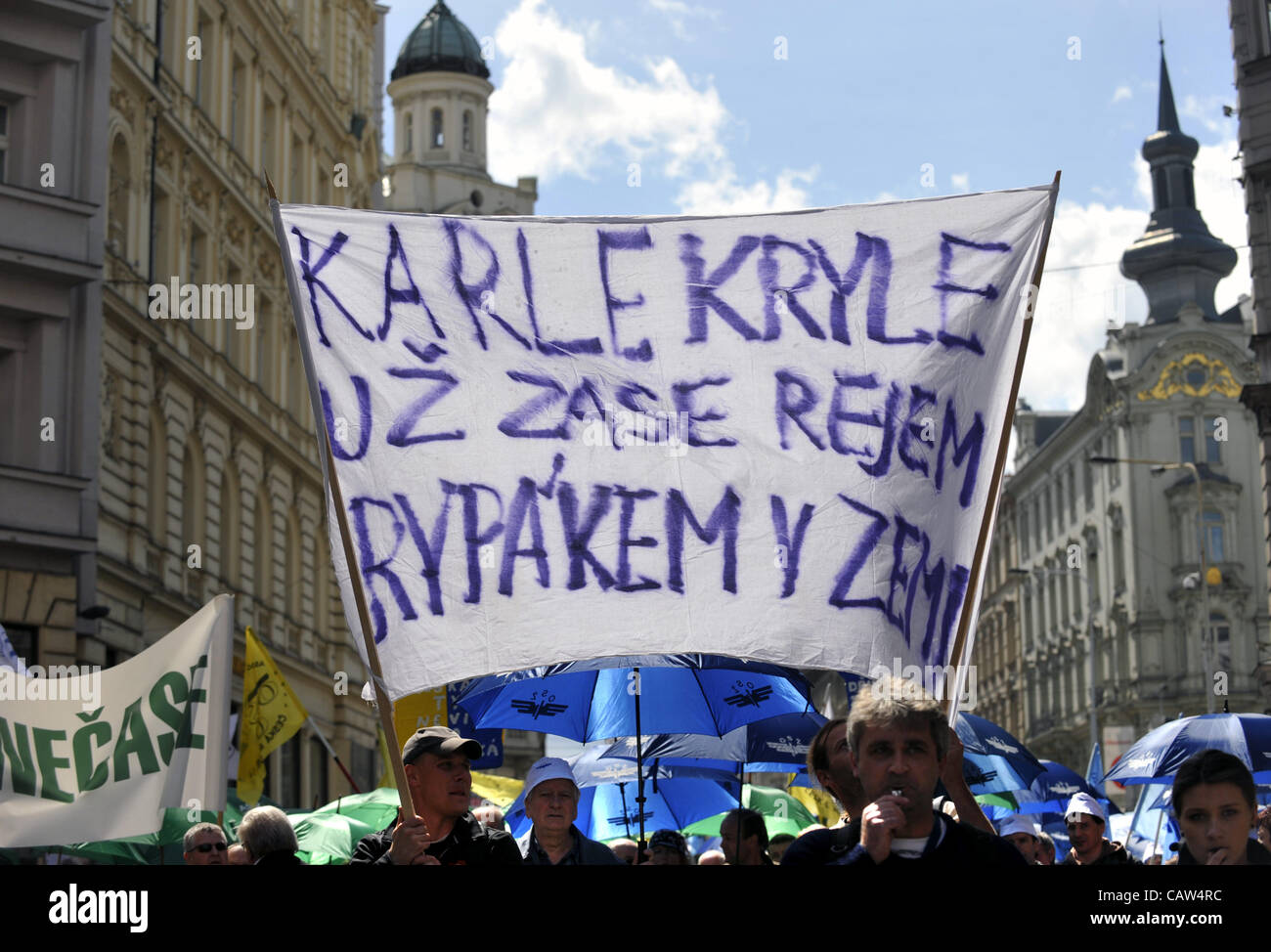 Tens of thousands of people join the protest march opening an anti ...