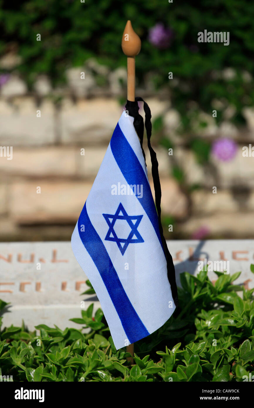 The Israeli national flag with black ribbon placed over the grave of a ...