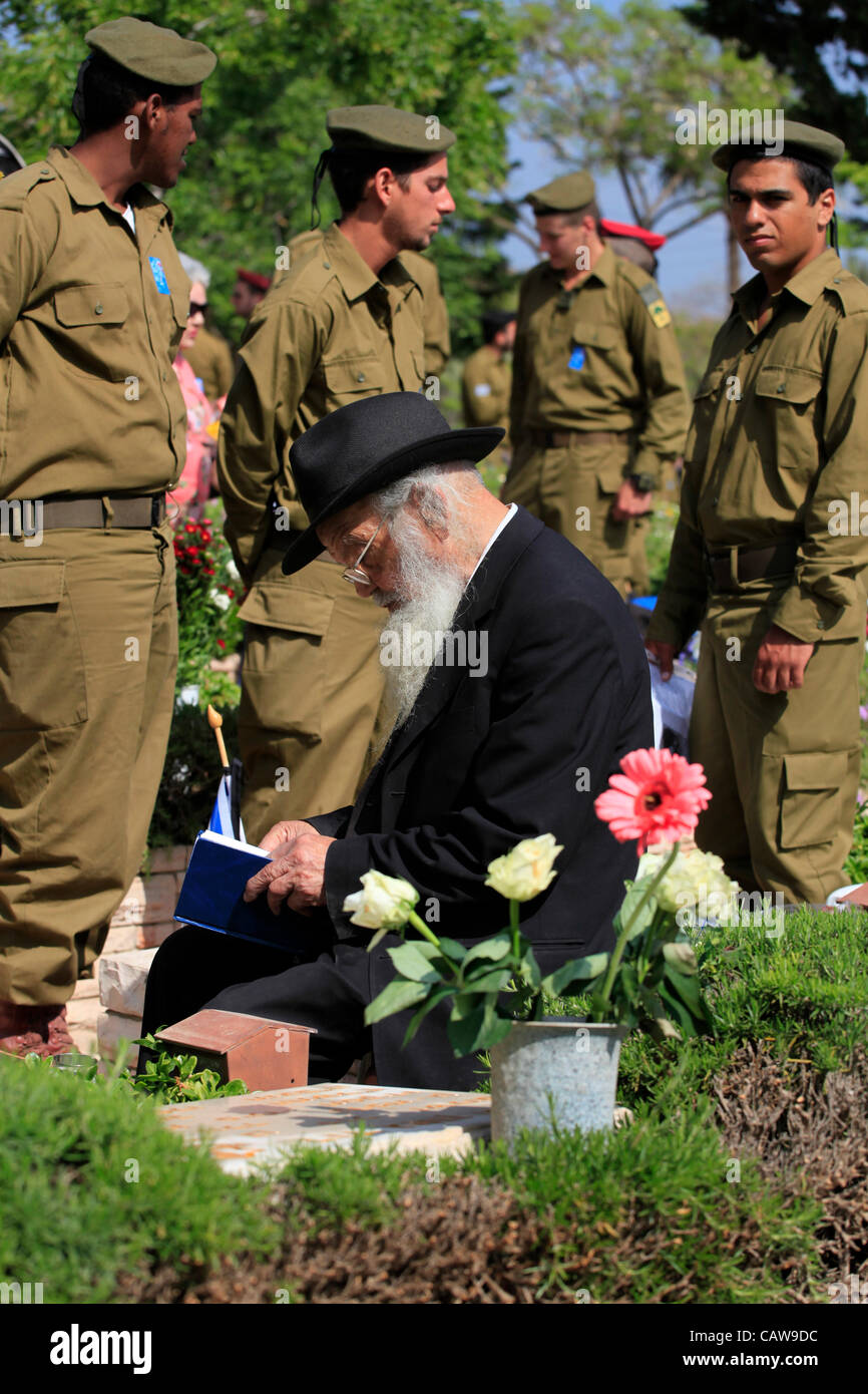 Army soldiers praying hi-res stock photography and images - Alamy
