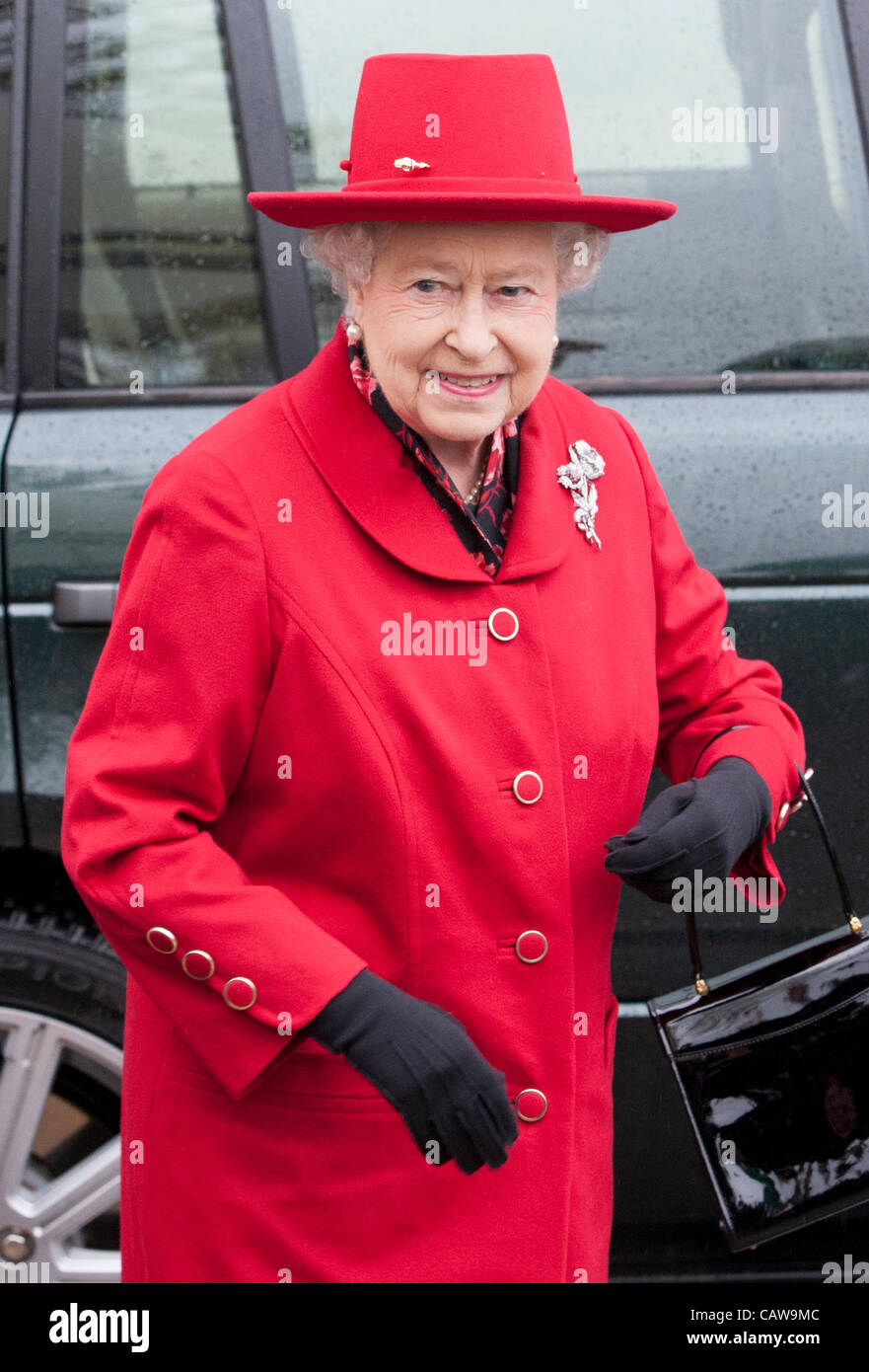 Queen elizabeth ii duke edinburgh visit gloriana hi-res stock ...