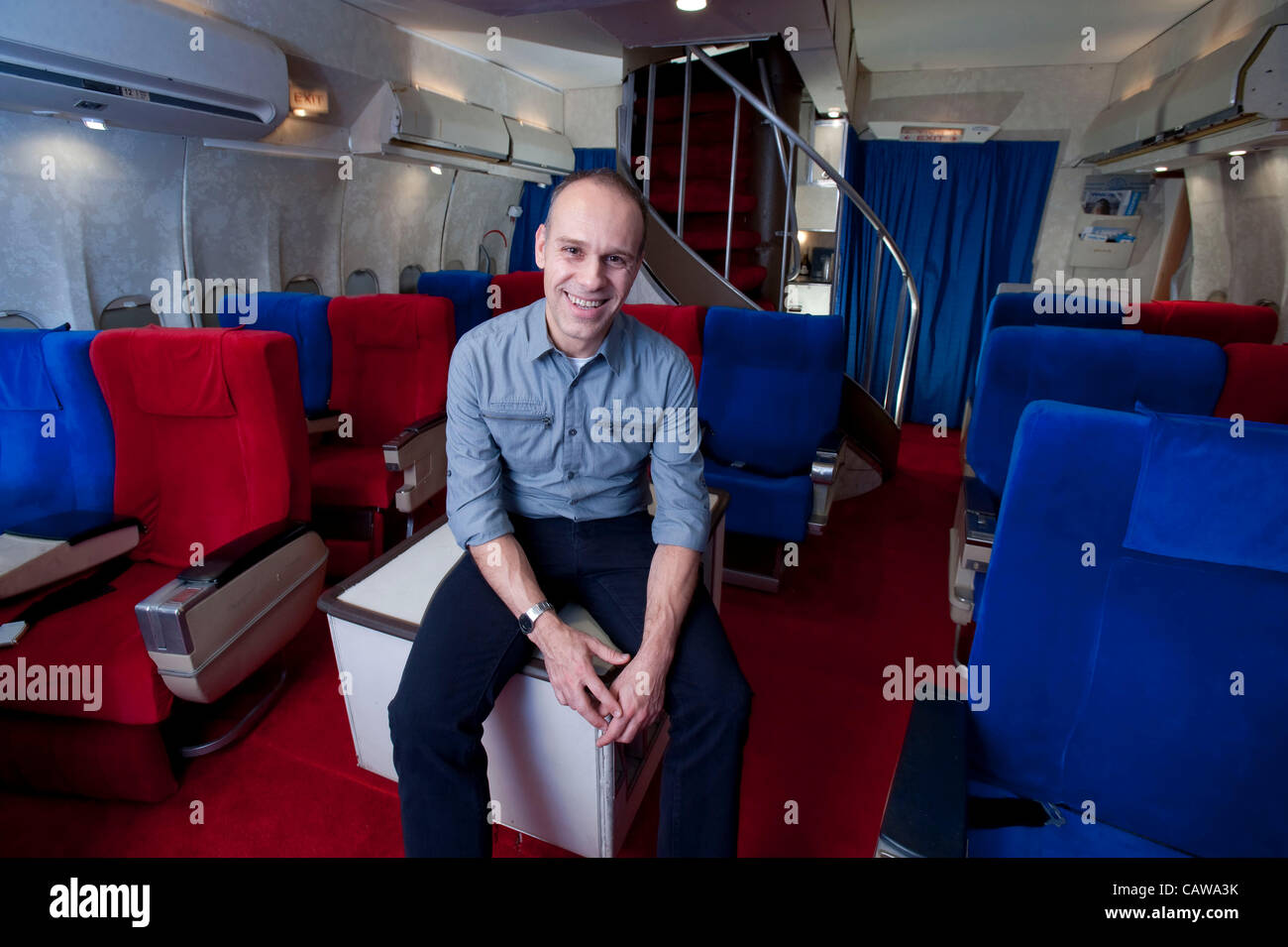 Anthony Toth has built a vintage Pan Am 747 1st class cabin in his ...
