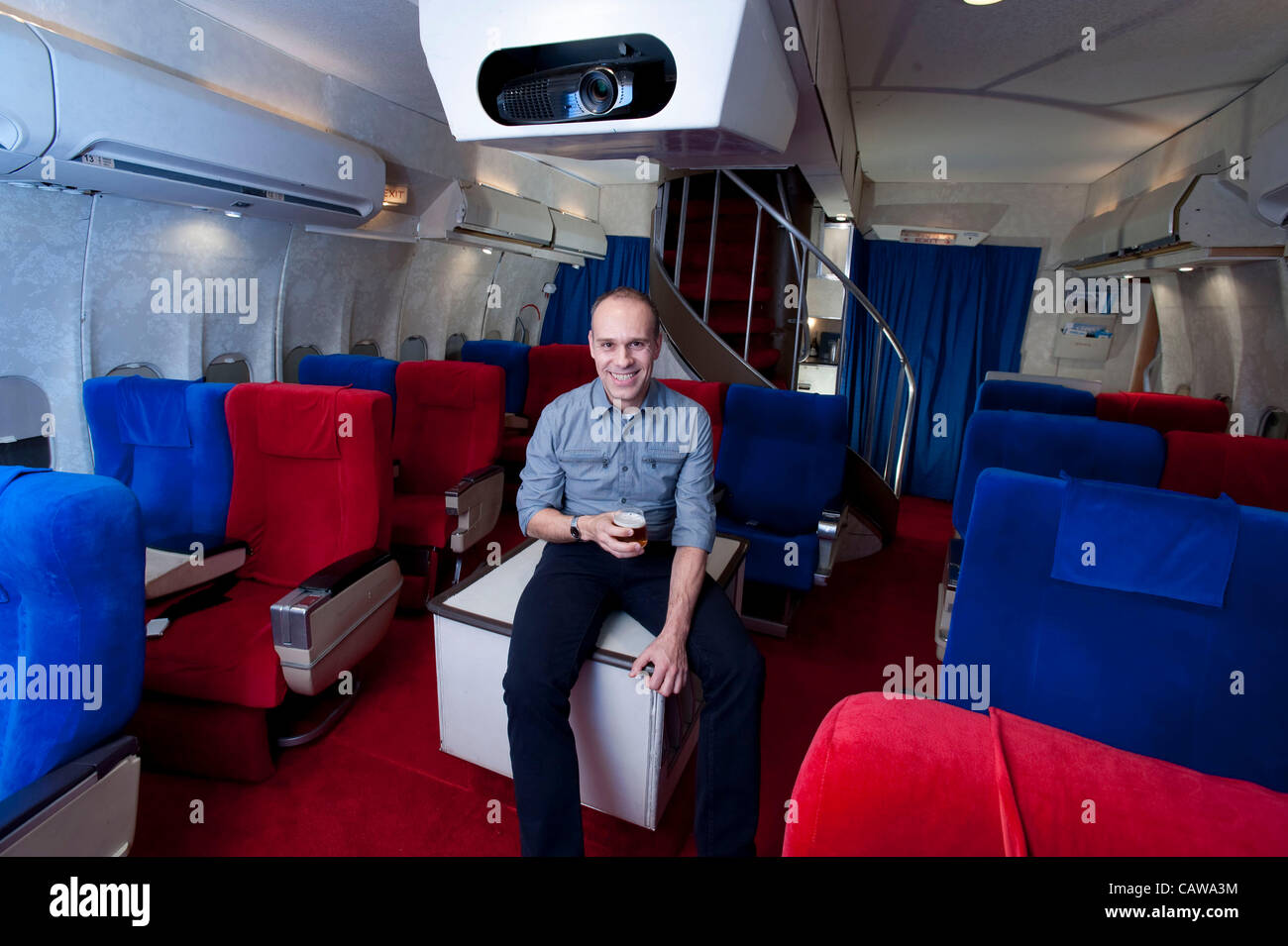 Anthony Toth has built a vintage Pan Am 747 1st class cabin in his ...
