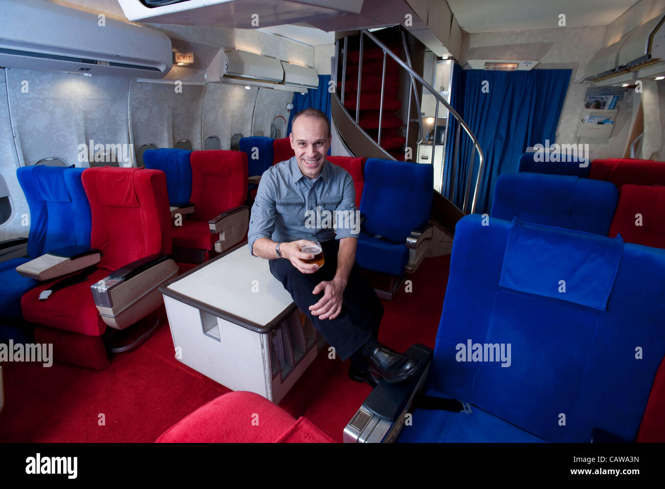 Anthony Toth has built a vintage Pan Am 747 1st class cabin in his ...