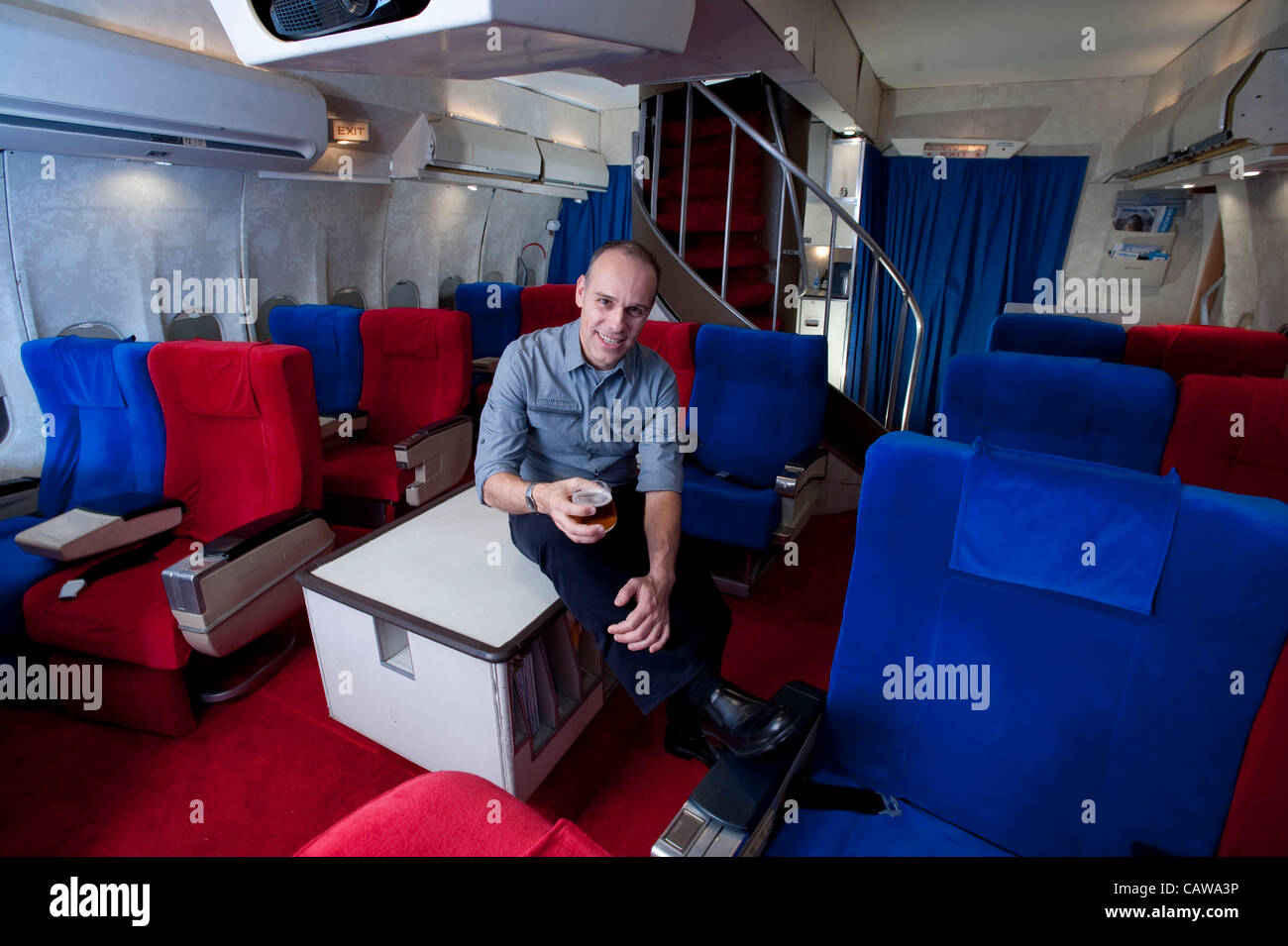 Anthony Toth has built a vintage Pan Am 747 1st class cabin in his ...