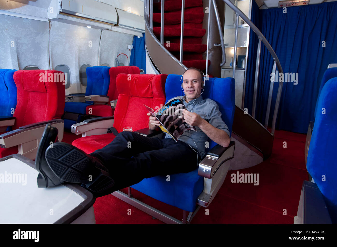 Anthony Toth has built a vintage Pan Am 747 1st class cabin in his ...