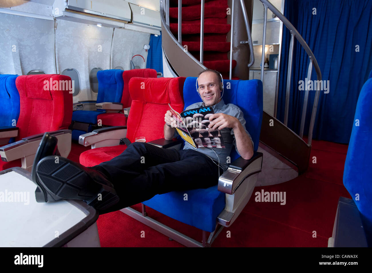 Anthony Toth has built a vintage Pan Am 747 1st class cabin in his ...