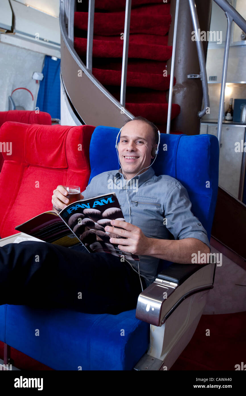 Anthony Toth has built a vintage Pan Am 747 1st class cabin in his ...