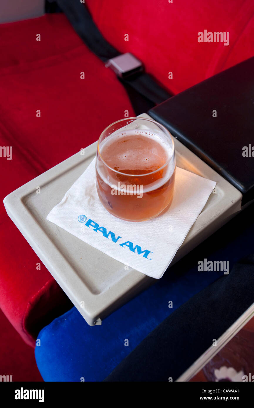 Anthony Toth has built a vintage Pan Am 747 1st class cabin in his ...