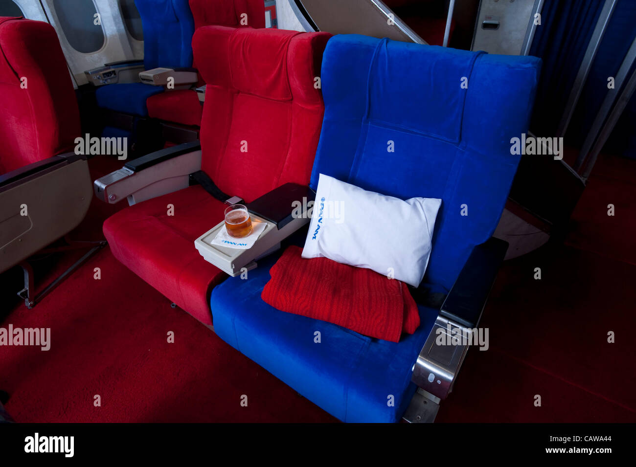 Anthony Toth has built a vintage Pan Am 747 1st class cabin in his ...