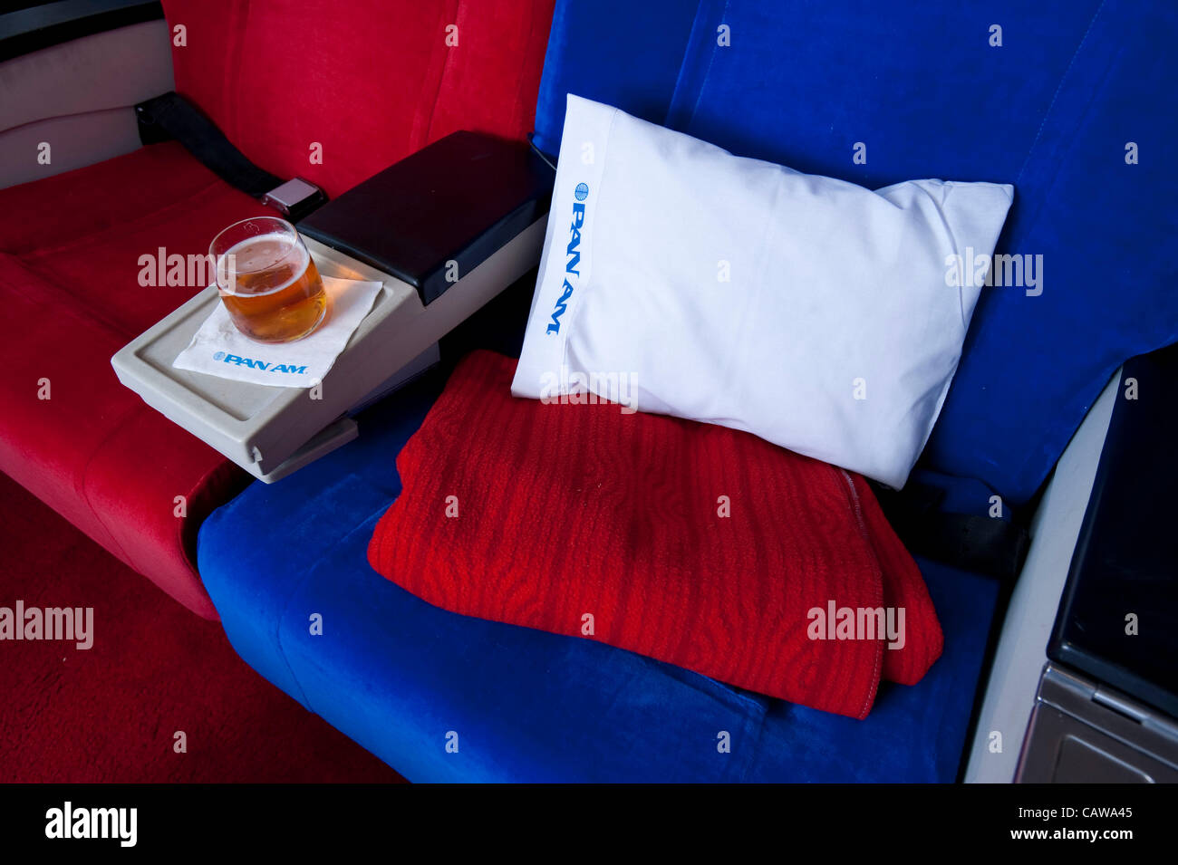 Anthony Toth has built a vintage Pan Am 747 1st class cabin in his ...