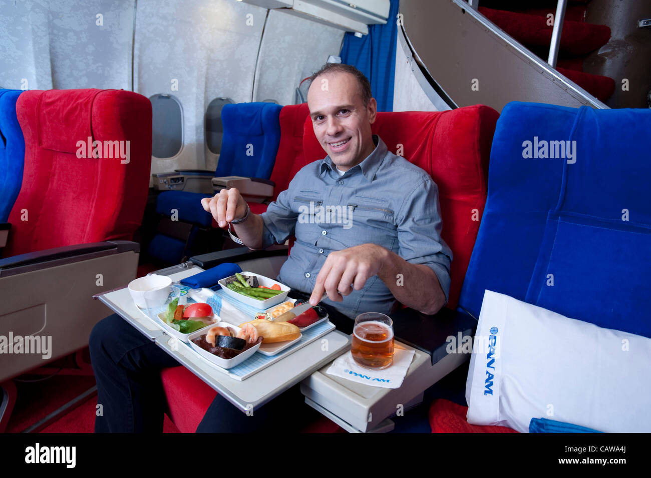 Anthony Toth has built a vintage Pan Am 747 1st class cabin in his ...