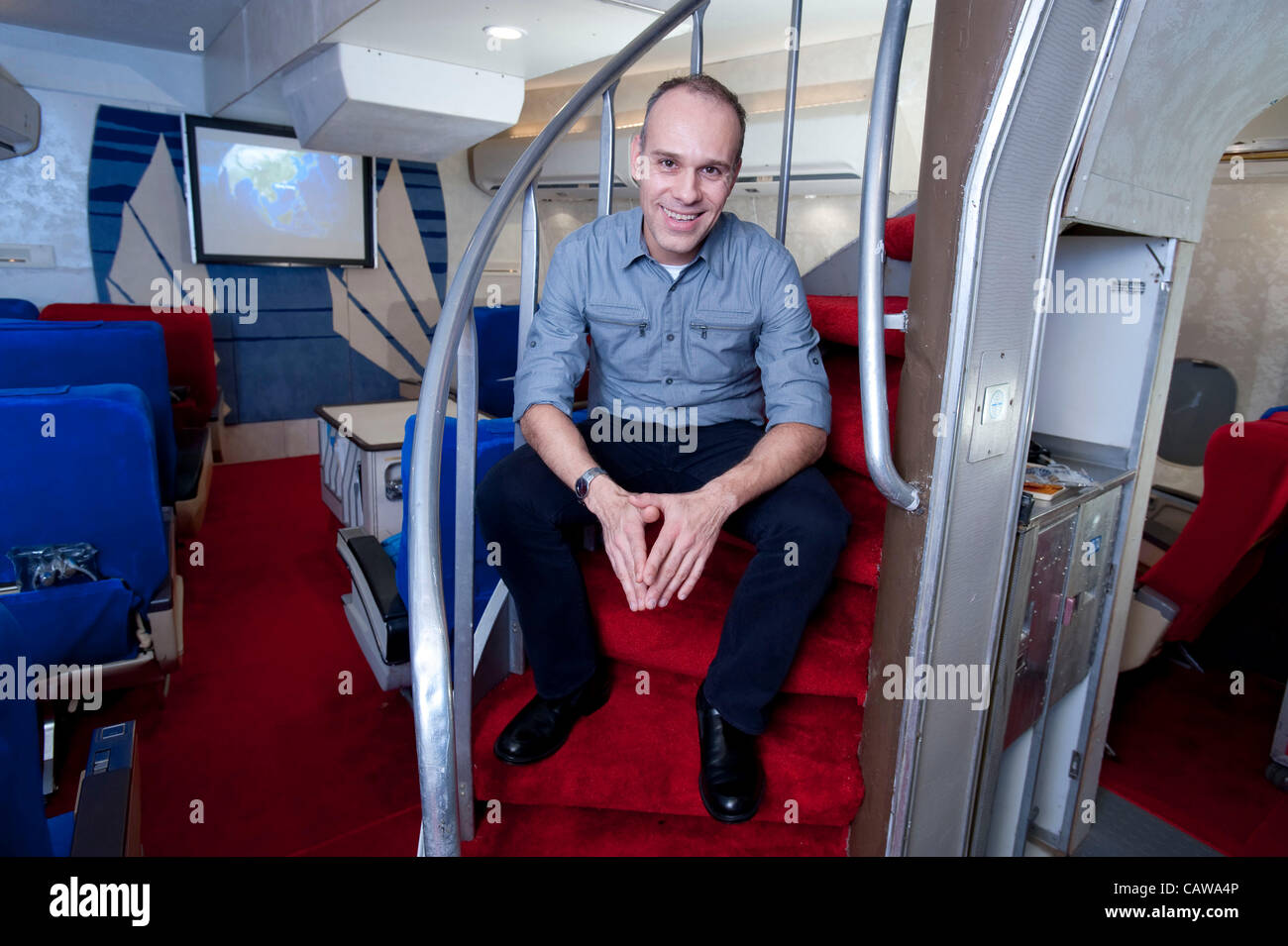 Anthony Toth has built a vintage Pan Am 747 1st class cabin in his ...