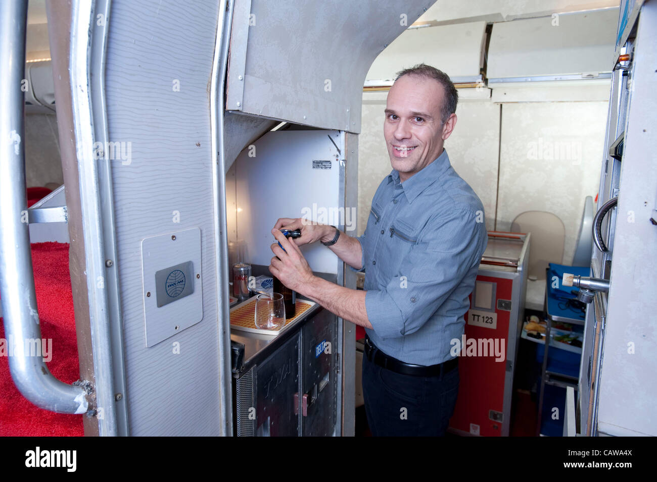 Anthony Toth has built a vintage Pan Am 747 1st class cabin in his ...