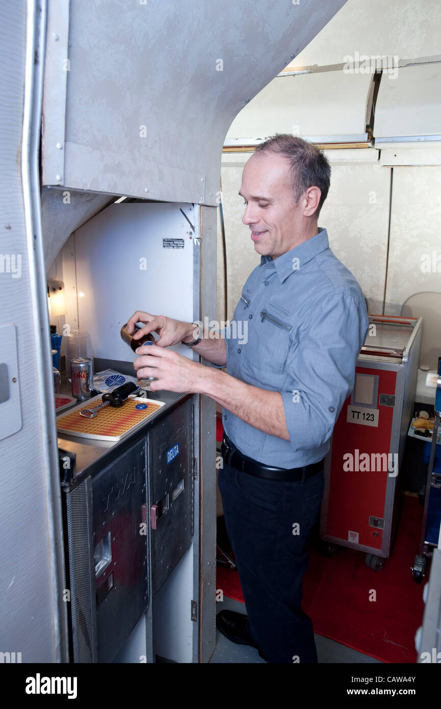 Anthony Toth has built a vintage Pan Am 747 1st class cabin in his ...