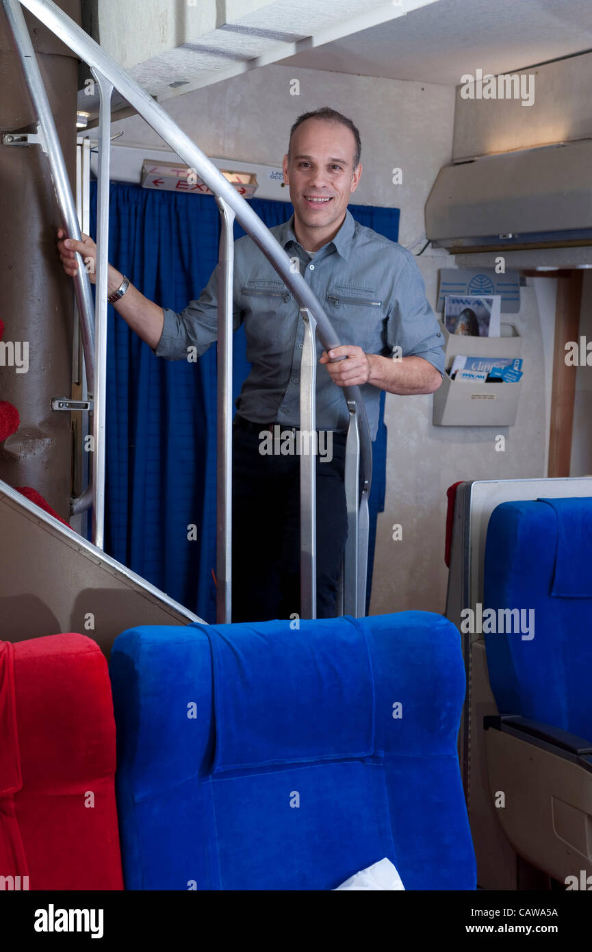 Anthony Toth has built a vintage Pan Am 747 1st class cabin in his ...