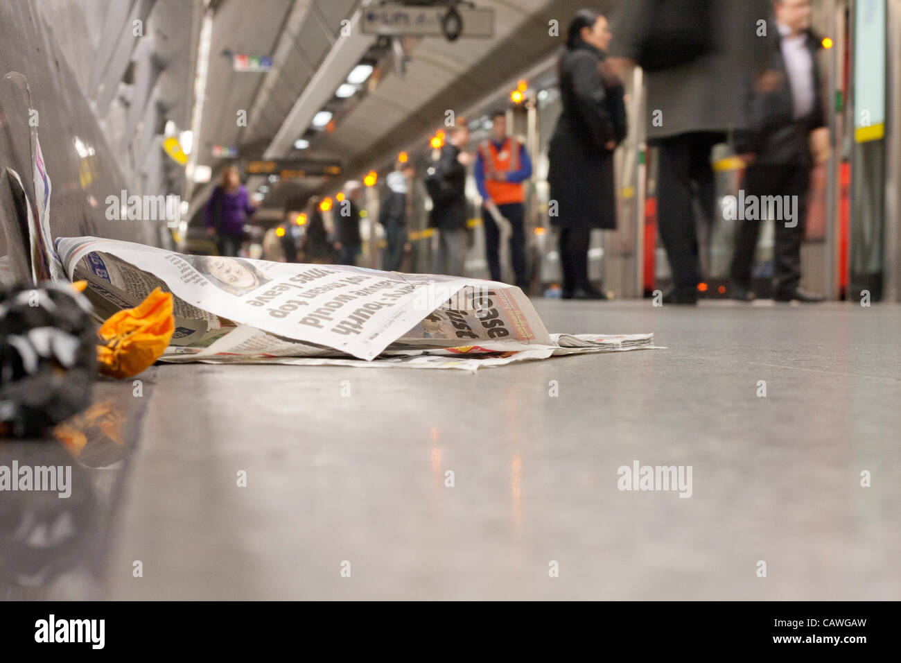 Rubbish floor tube london underground litter hi-res stock photography ...