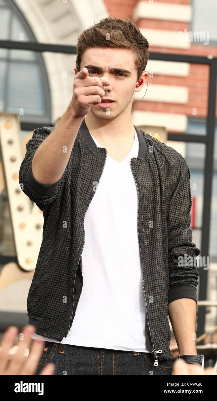 NATHAN SYKES POINTS TO A FAN TO CALL HIM THE WANTED. PERFORM FOR EXTRA ...