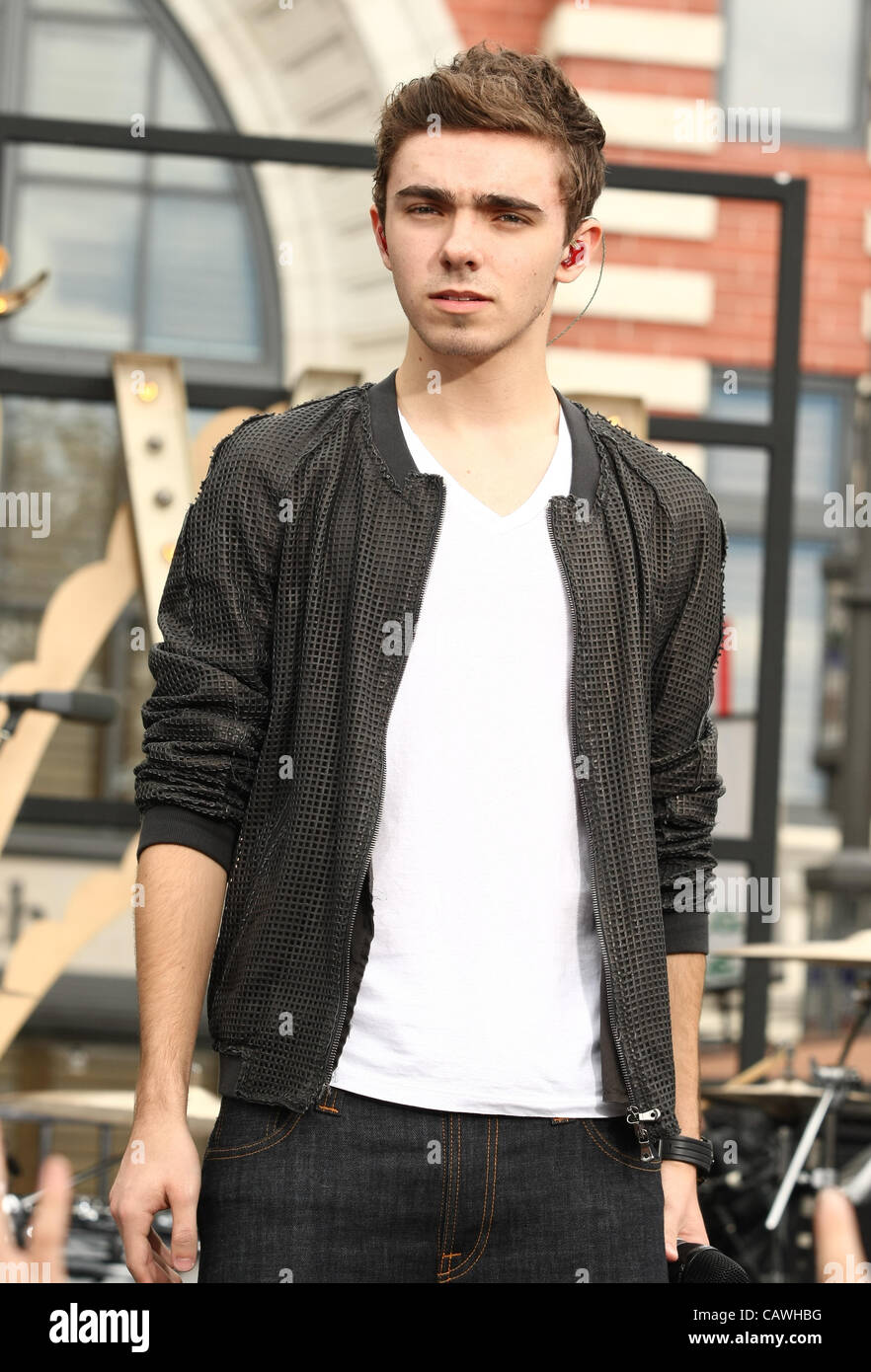NATHAN SYKES THE WANTED. PERFORM FOR EXTRA TV LOS ANGELES CALIFORNIA ...