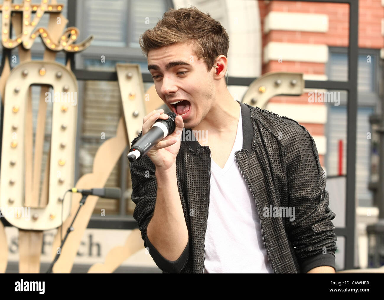 NATHAN SYKES THE WANTED. PERFORM FOR EXTRA TV LOS ANGELES CALIFORNIA ...