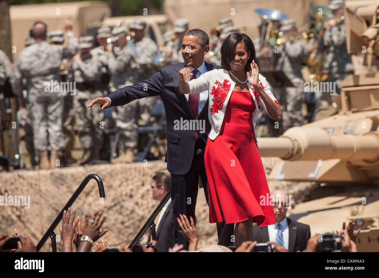 US President Barack Obama and first lady Michelle Obama wave to ...
