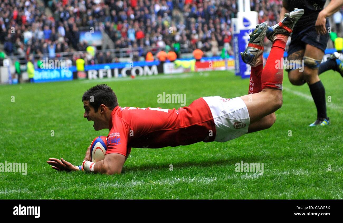 28.4.12. Twickenham, England. Dave Duffus of Army scores a try during ...